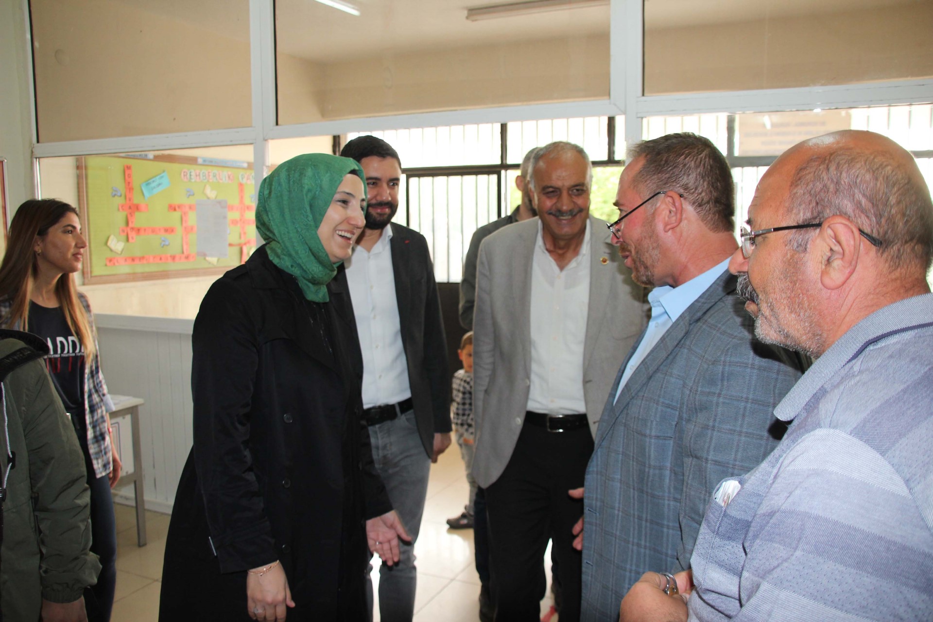 Başkan Ayşe Çakmak oyunu kullandıktan sonra vatandaşlarla sohbet etti ...